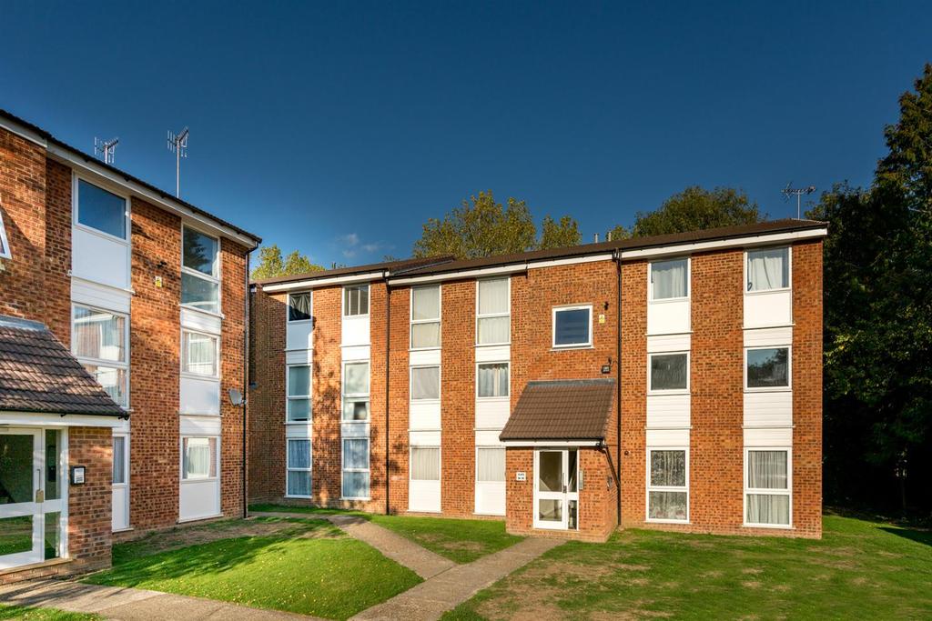 Arkley Court, Woodhall Farm, Hemel... 2 bed flat - £950 pcm (£219 pw)