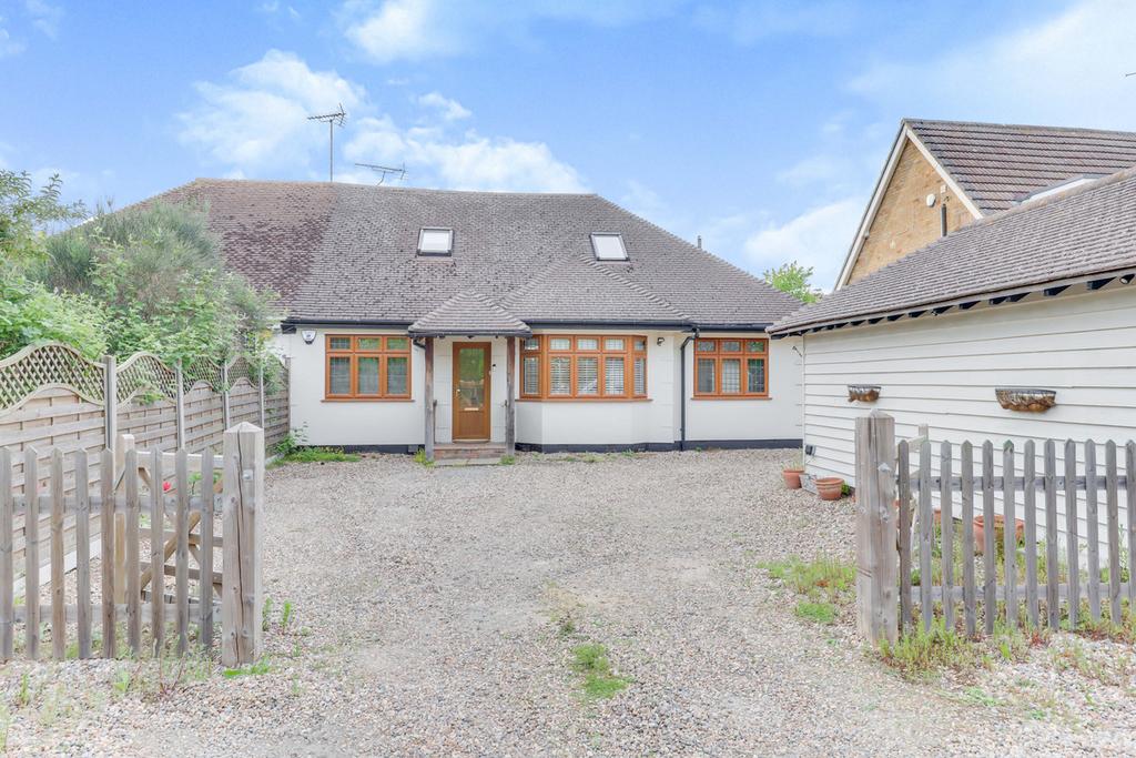 Runwell Road, Wickford, SS11 4 bed semi-detached house - £600,000
