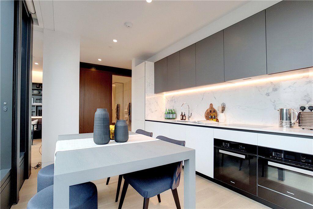 Buckingham Green 64 Buckingham Gate... 2 bed flat - £4,983 pcm (£1,150 pw)