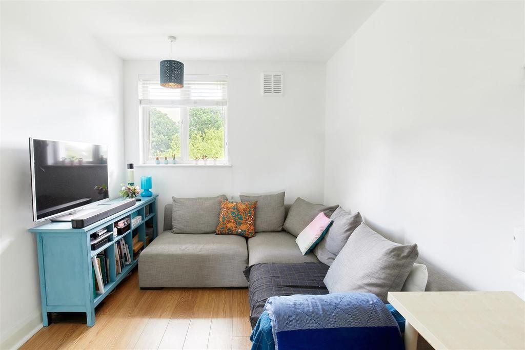 Hartington Court, Chiswick, W4 2 bed flat - £1,750 pcm (£404 pw)