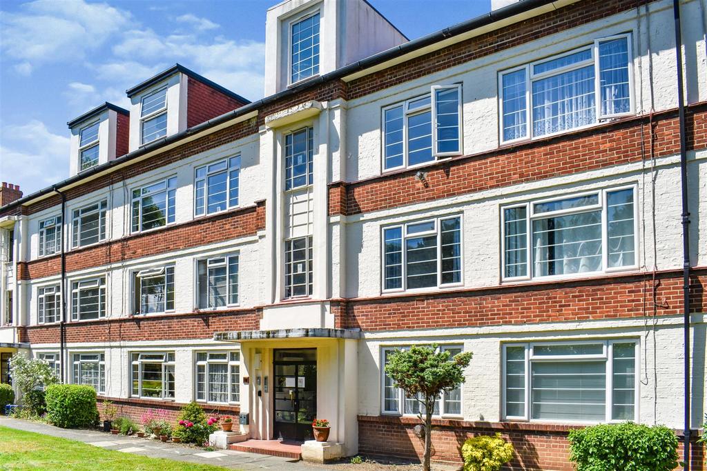 Manor Vale, Brentford 2 bed flat - £1,550 pcm (£358 pw)