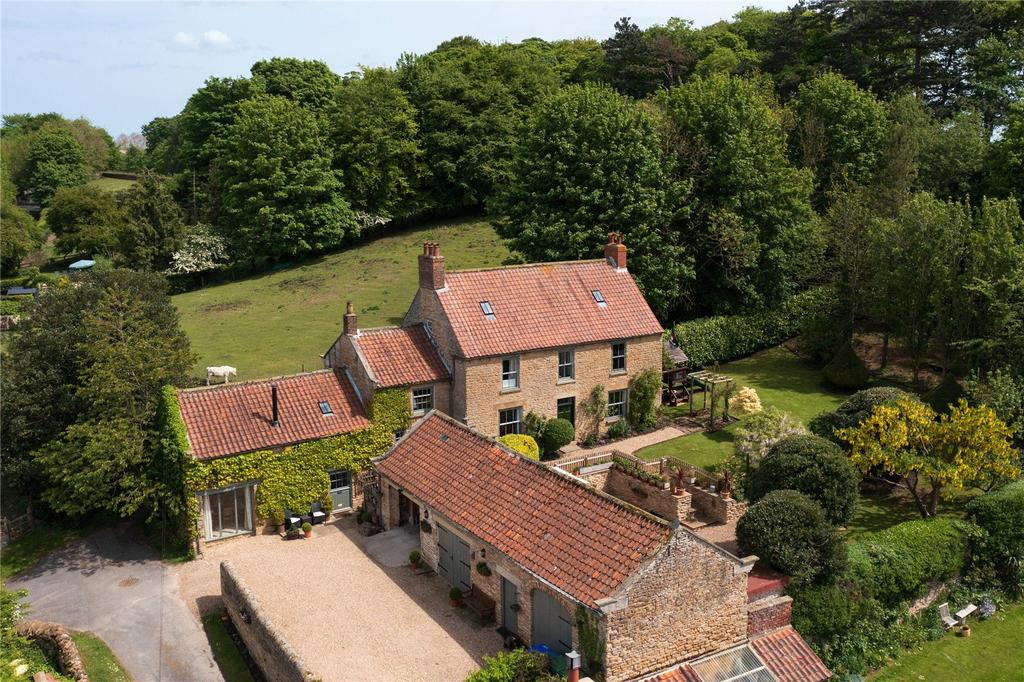 Ruston, Scarborough, North Yorkshire... 6 bed detached house - £895,000