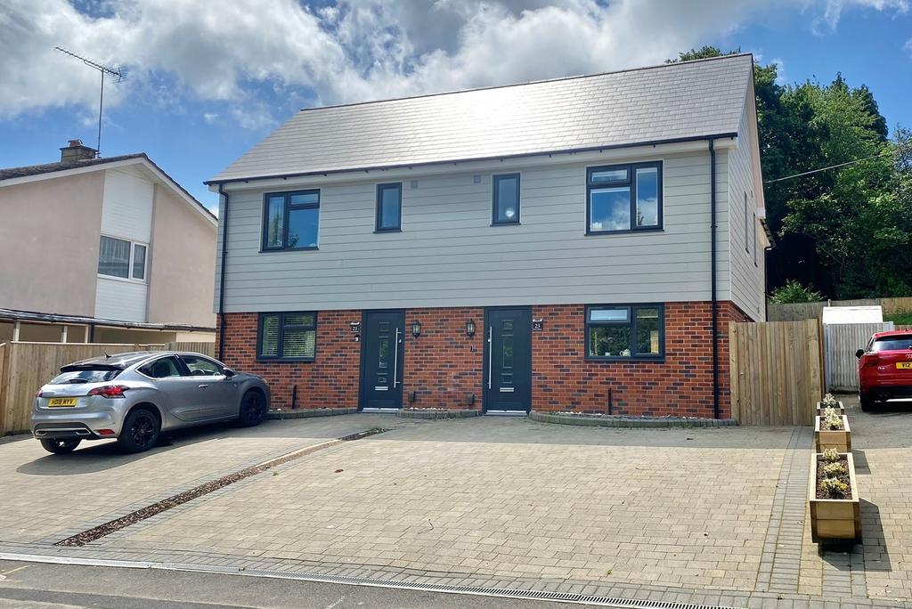 Beacon Bottom, Park Gate 3 bed semi-detached house for sale - £475,000