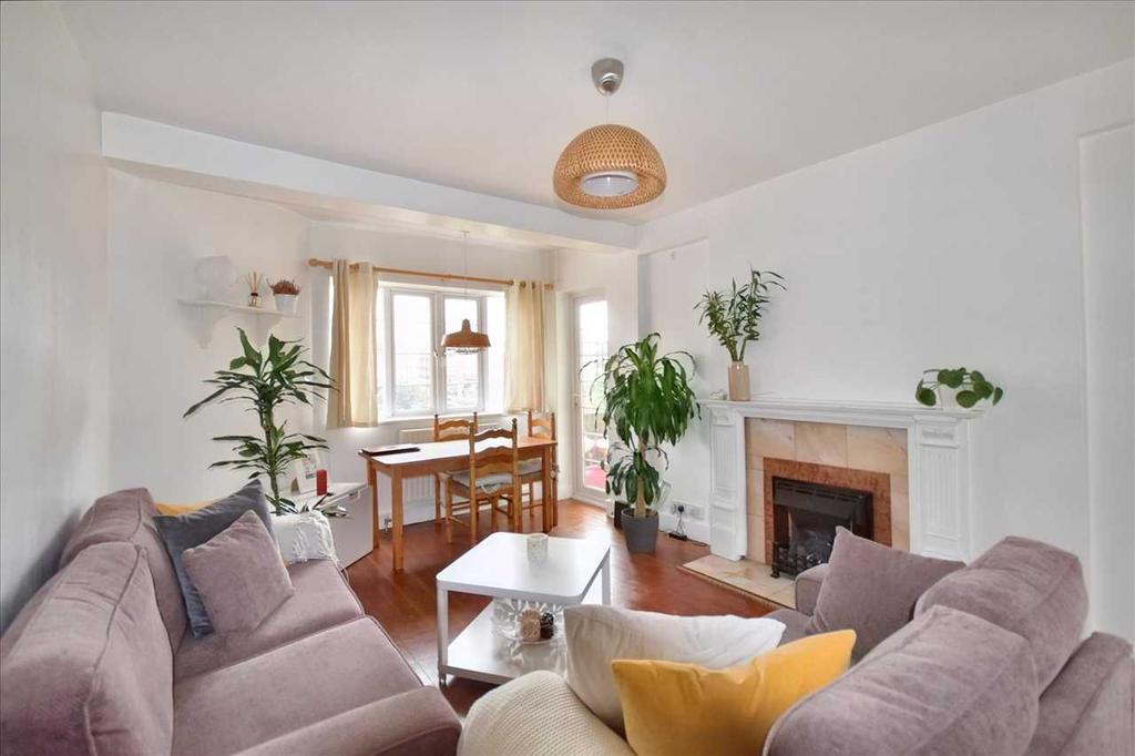 Chiswick Village, Chiswick 2 bed flat - £415,000