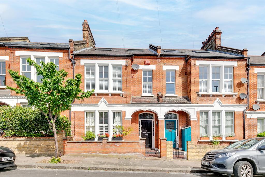Airedale Road, Wandsworth Common... 2 bed flat - £2,750 pcm (£635 pw)