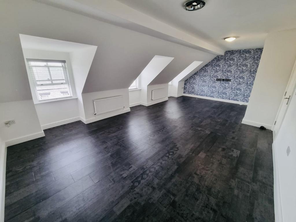 Gorgeous 3 Bed loft-style apartment... 3 bed apartment - £1,000 pcm (£ ...