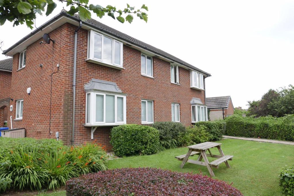 32 Springfield Court, Hull Road... 1 bed flat - £450 pcm (£104 pw)