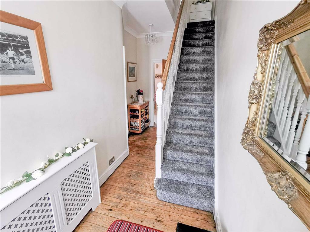 Kingswood Chase, Leigh On Sea, Essex 3 bed house - £450,000