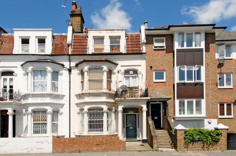 Dawes Road Fulham SW6 2 bed flat - £2,700 pcm (£623 pw)