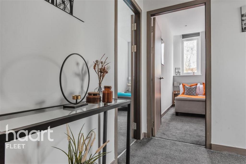 Lime Tree Way 2 bed flat - £1,250 pcm (£288 pw)