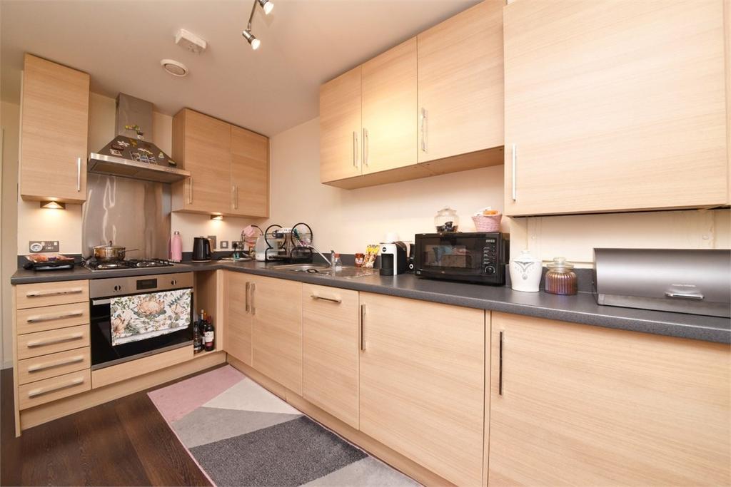 Holdsworth Lodge, Lankaster Gardens... 1 bed ground floor flat - £1,150 ...
