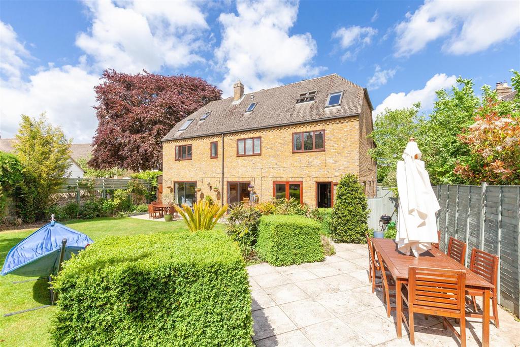 Queens Close, Eynsham 6 bed detached house - £1,260,000