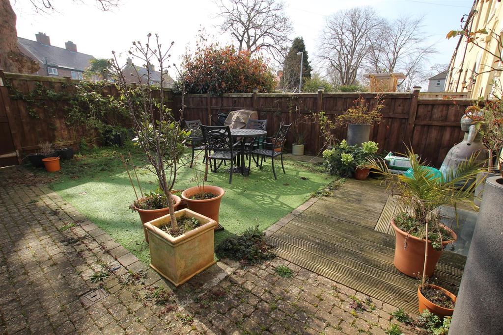 Bank Terrace, Hornsea 6 bed terraced house - £250,000