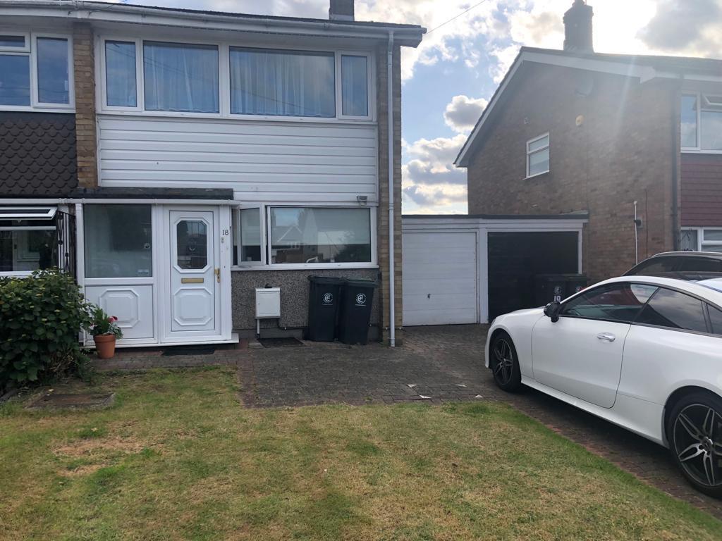 Maypole Drive, Chigwell, IG7 3 bed terraced house - £2,150 pcm (£496 pw)