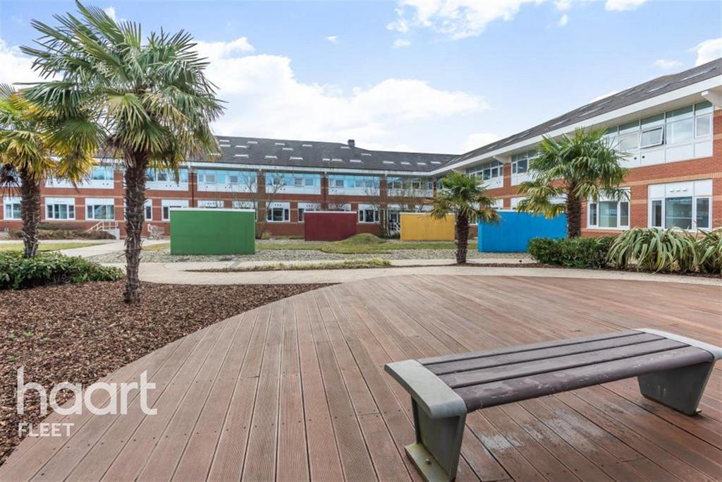 Lime Tree Way 2 bed flat - £1,150 pcm (£265 pw)