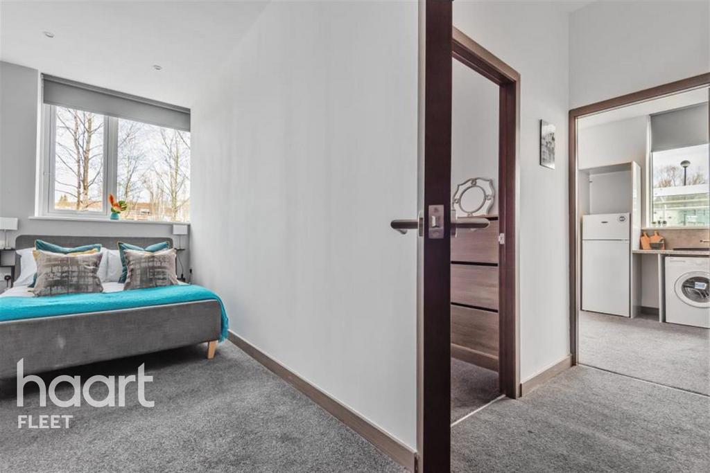 Lime Tree Way 2 bed flat - £1,150 pcm (£265 pw)