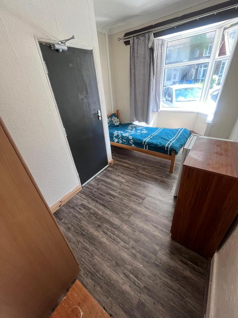 Room 4, Sarehole Road, Hall Green... 1 bed in a house share to rent - £ ...