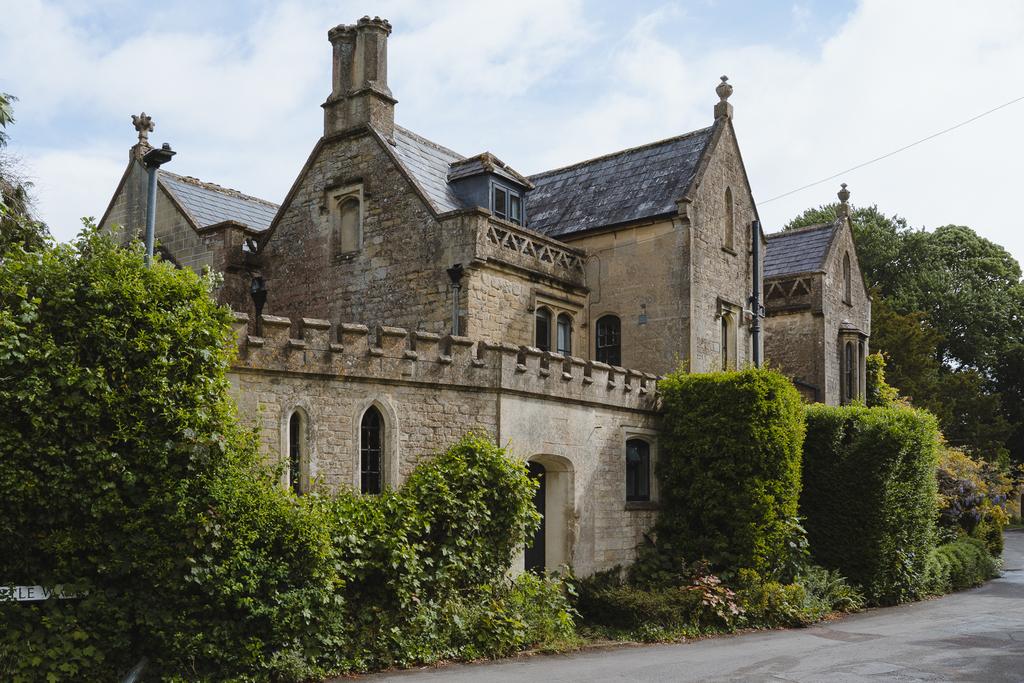 Castlefields, Calne, Wiltshire 7 bed detached house - £1,695,000