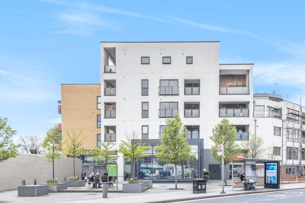 Coombe Lane, Raynes Park 2 bed flat - £460,000