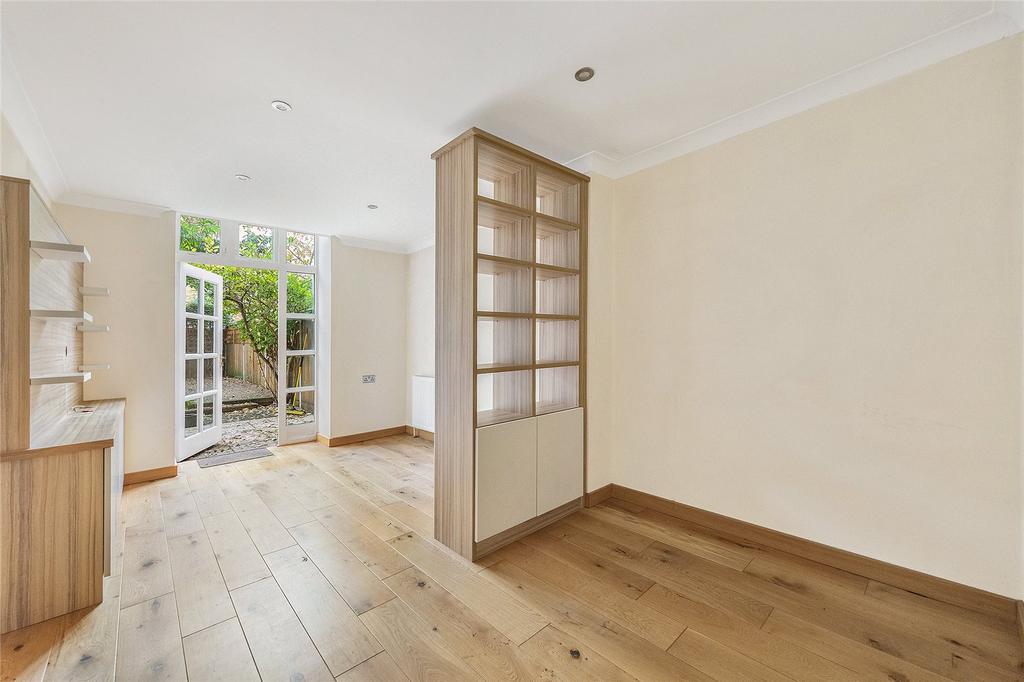 Clement House, 135 Dalgarno Gardens... 2 bed flat - £2,500 pcm (£577 pw)