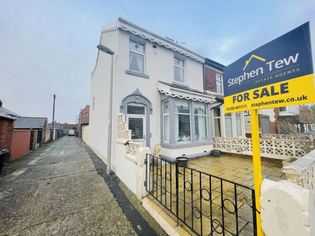 Highfield Road, Blackpool, FY4 3 bed semi-detached house - £135,000