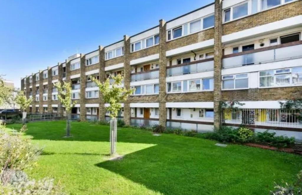 Buttermere House, Mile End Road... 5 bed maisonette - £2,795 pcm (£645 pw)