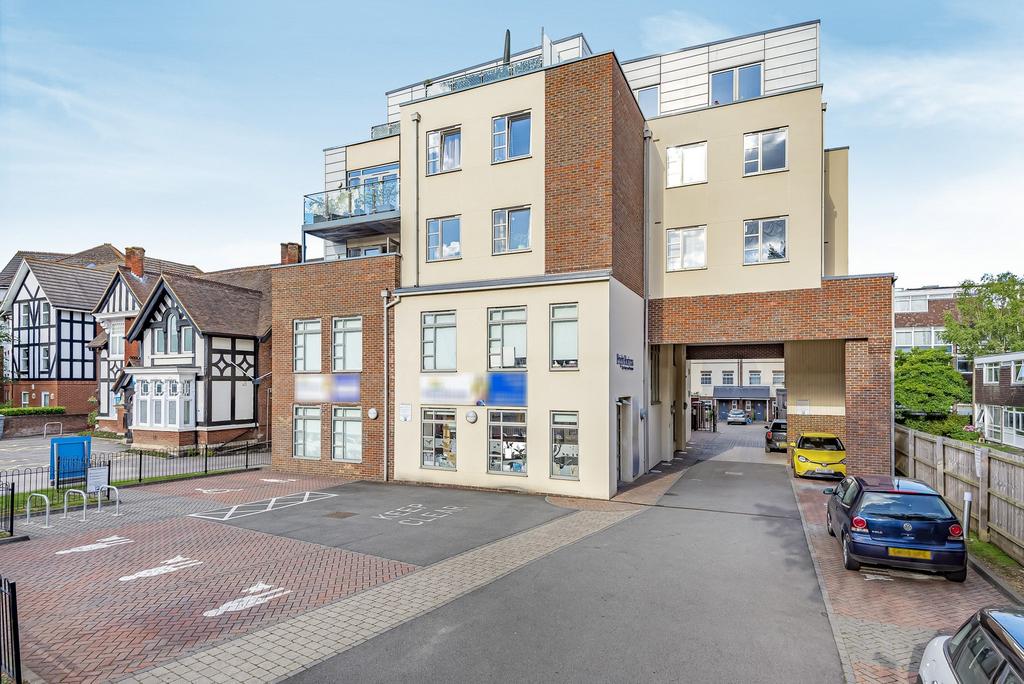 Sandringham Court, Guildford Road... 2 bed flat - £1,550 pcm (£358 pw)