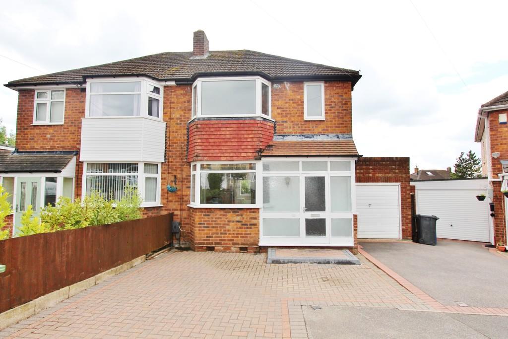 Primley Avenue, Hockley 3 bed semi-detached house - £250,000