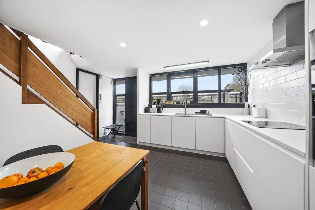 Dunboyne Road, London 3 bed flat - £2,578 pcm (£595 pw)