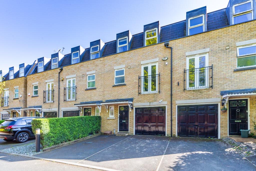 Hogarth Close, Uxbridge, UB8 3 bed townhouse - £2,100 pcm (£485 pw)