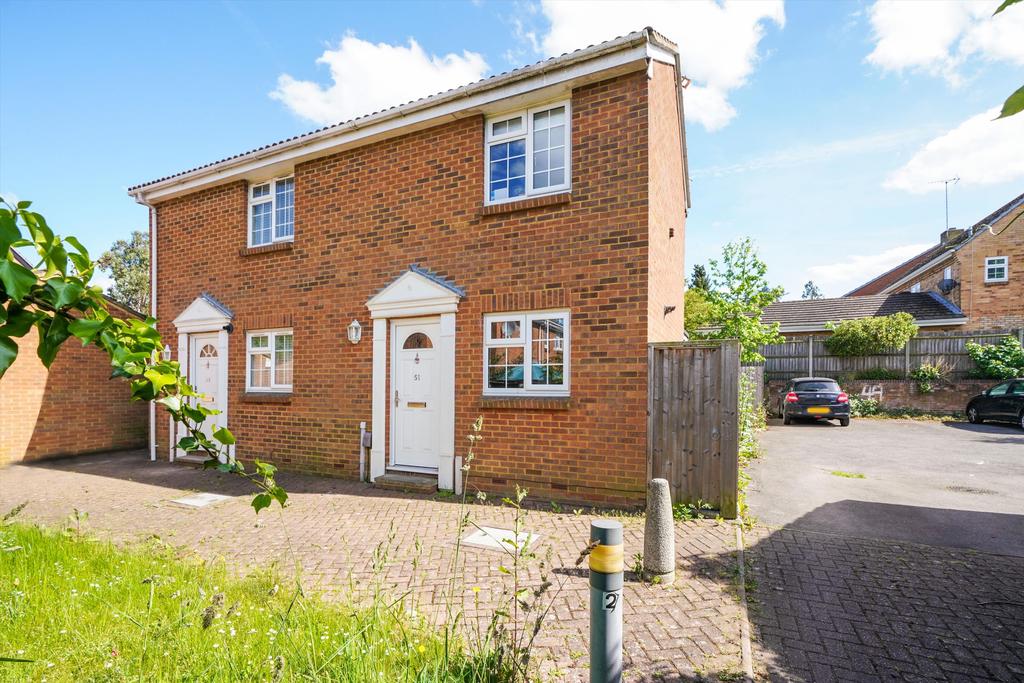 Finnart Close, Weybridge, Surrey, KT13 1 bed semi-detached house - £375,000