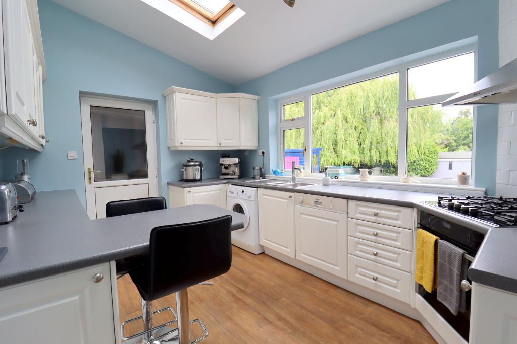 Runfold Avenue, Runfold, Luton... 2 bed semi-detached house - £300,000