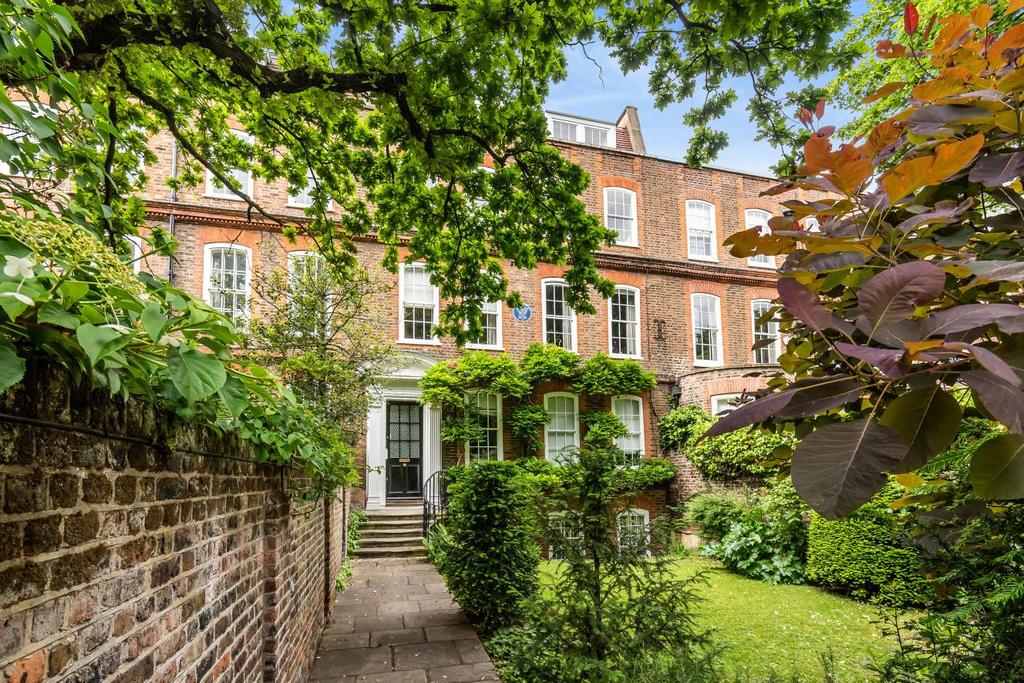 Clapham Common North Side, Clapham 2 bed flat - £750,000