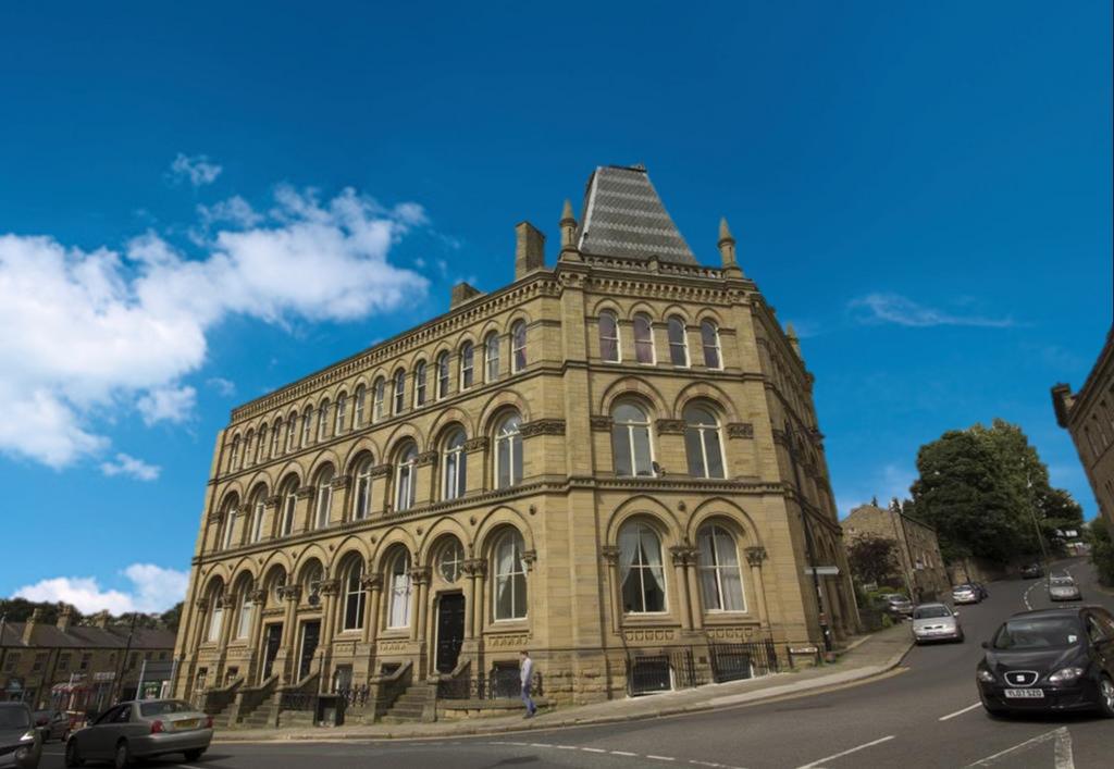 Station House, Station Road, Batley... 2 bed apartment - £595 pcm (£137 pw)