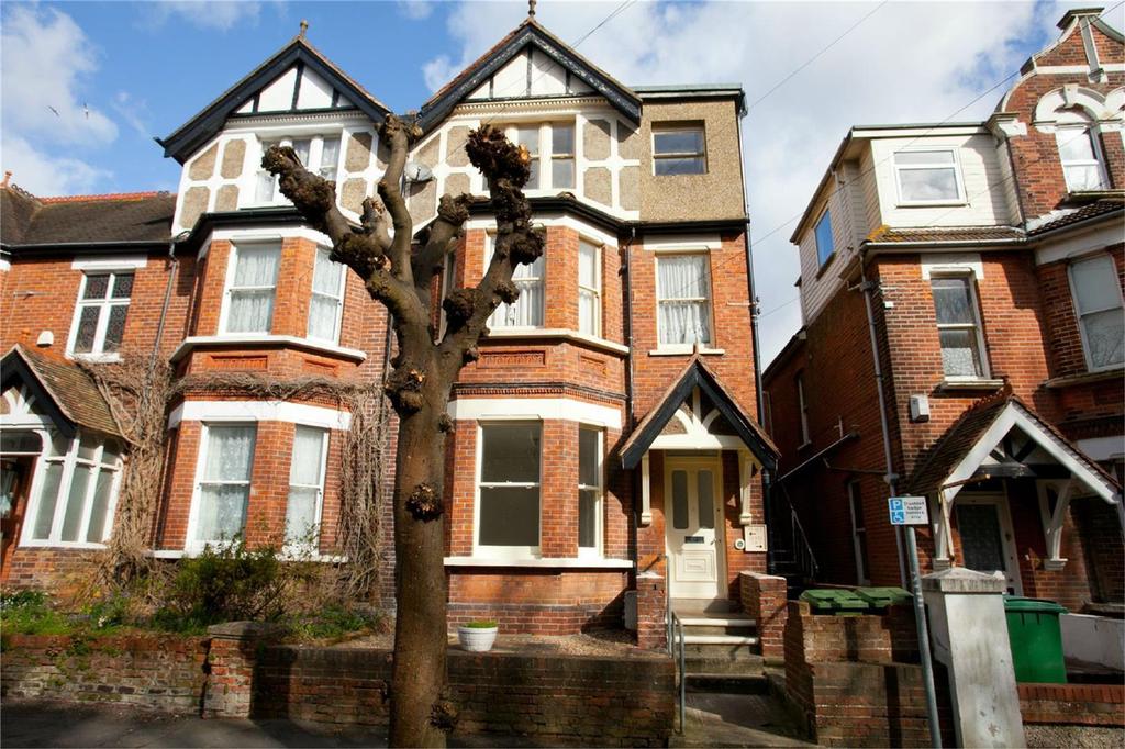 Broadmead Road, Folkestone 2 bed flat - £875 pcm (£202 pw)