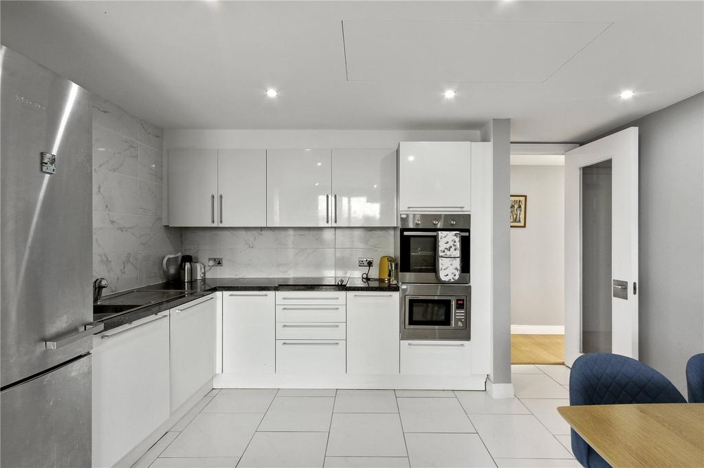 Chapelier House, Eastfields Avenue... 3 bed flat - £4,250 pcm (£981 pw)