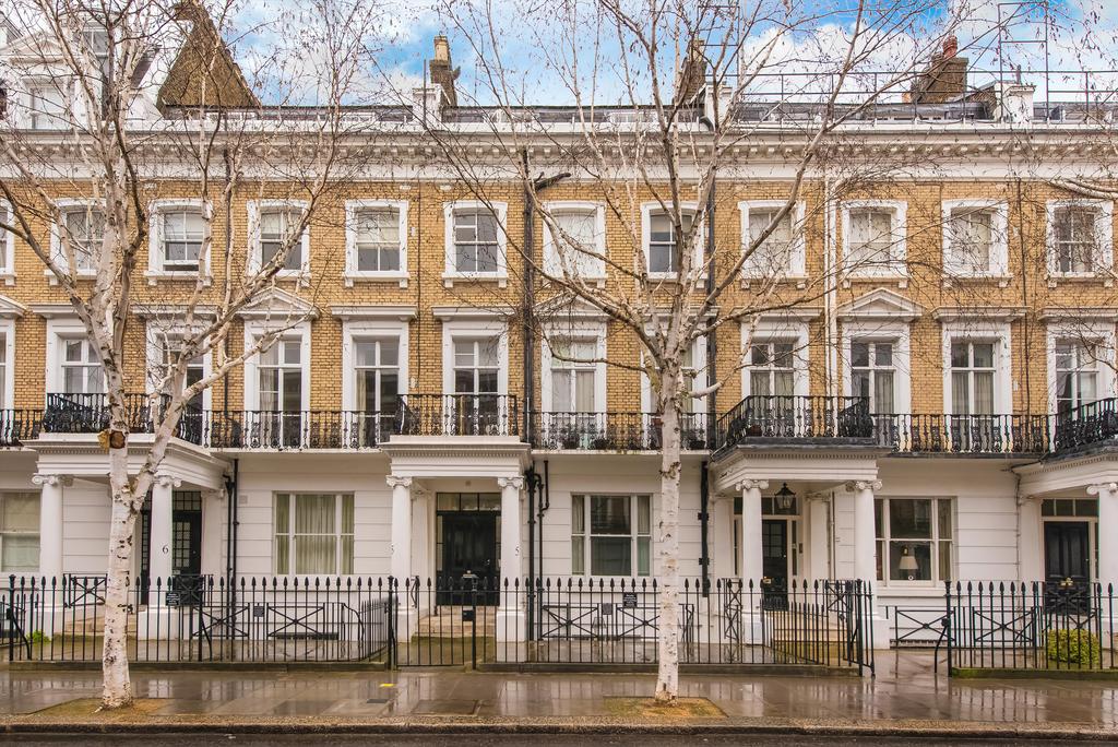 Cranley Place, South Kensington... Studio - £1,105 pcm (£255 pw)