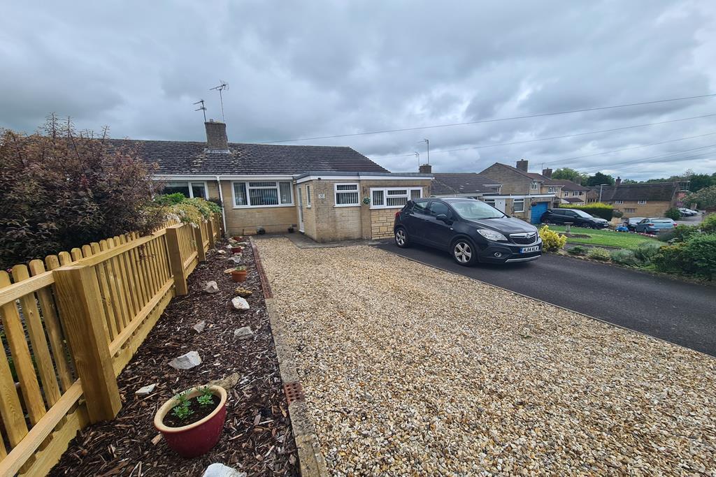 Manor Drive, Merriott, Somerset, TA16 3 bed bungalow - £275,000