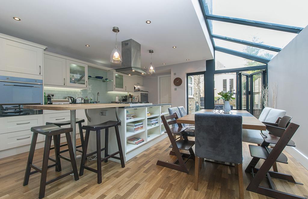 Alexandra Road, SW19 4 bed house - £3,500 pcm (£808 pw)