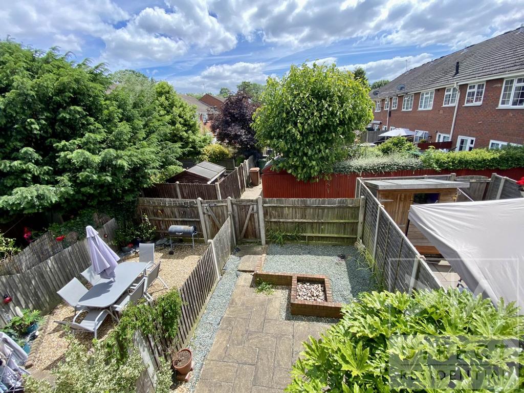 Hawthorne Place, Epsom KT17 2 bed terraced house to rent - £1,850 pcm ...