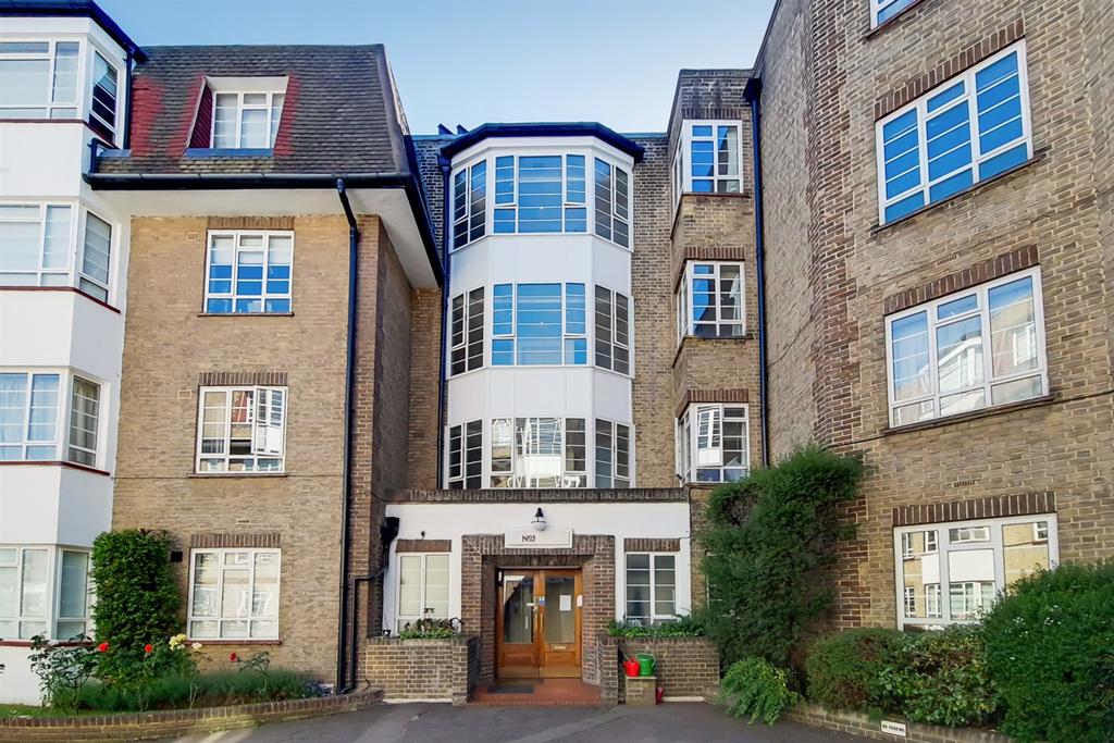 Woodside, London, SW19 3 bed flat - £685,000