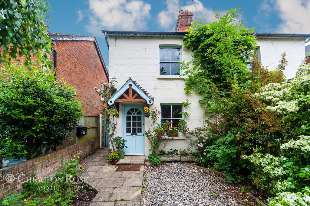 7 Winkfield Row, Winkfield 2 bed cottage - £500,000