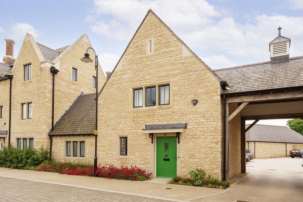 Dairy Crescent, Bletchingdon 2 bed semi-detached house - £360,000