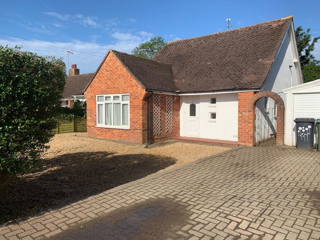 Broadmark Lane, Rustington, BN16 3 bed bungalow - £1,600 pcm (£369 pw)