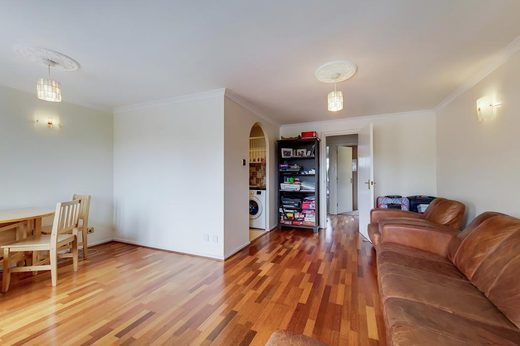 Sterling Gardens, London, SE14 2 bed flat - £374,995