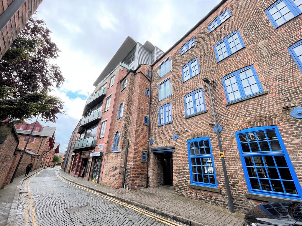 Simpsons Fold West, 22 Dock Street 2 bed apartment - £1,350 pcm (£312 pw)