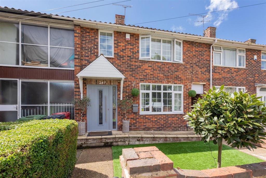 Long Furlong Drive, Slough 3 bed terraced house - £439,999
