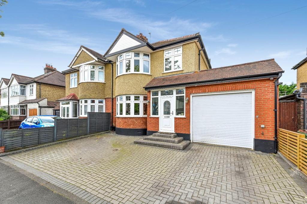 Lynwood Drive Worcester Park 4 Bed Semi Detached House £775 000