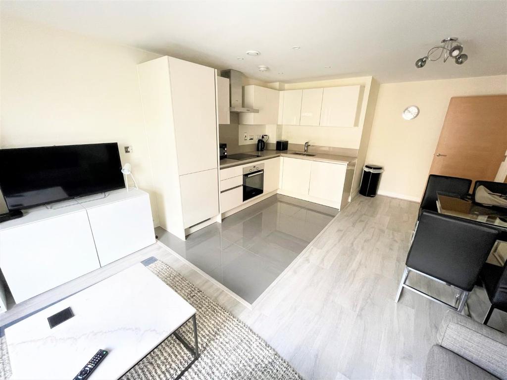 Inglis Way, Mill Hill, NW7 1 bed apartment - £1,495 pcm (£345 pw)
