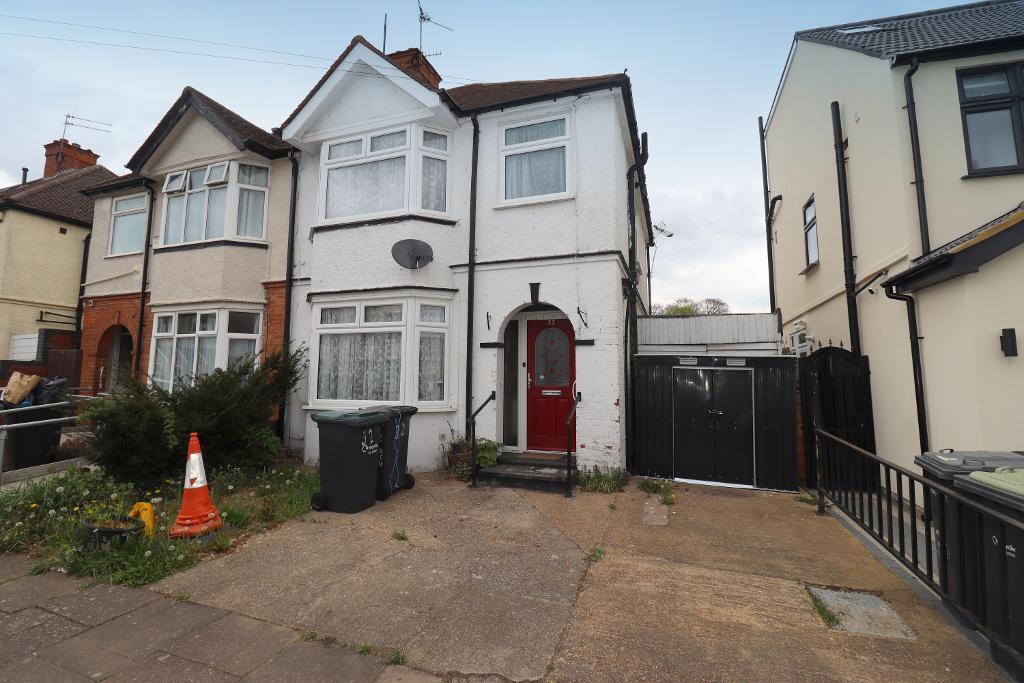 Weatherby Road, Challney, Luton... 3 bed semi-detached house - £300,000